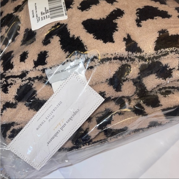 cupcakes & cashmere | Bedding | Nwt Barefoot Dreamslike Cupcakes And ...